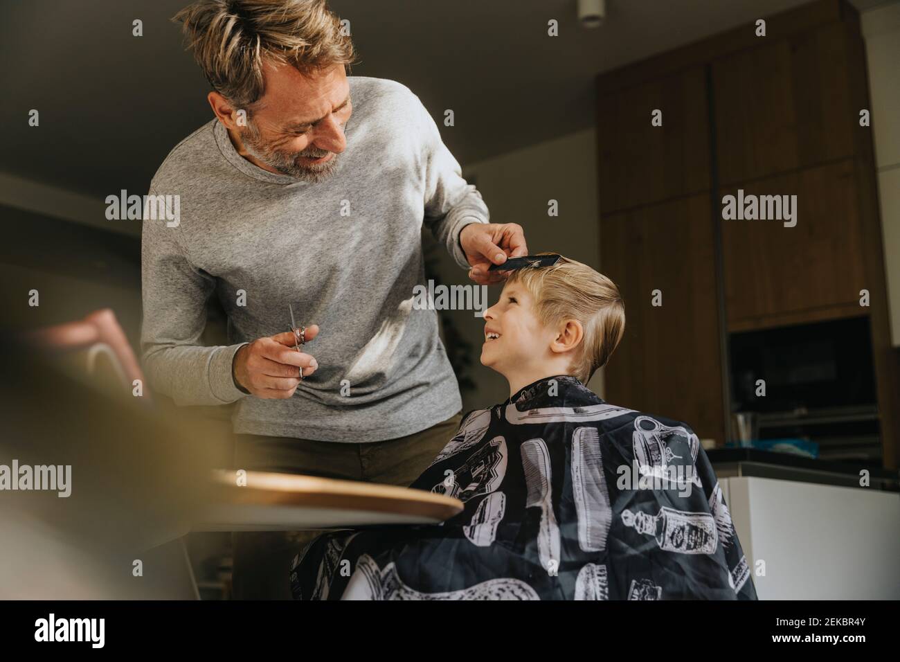 Boy getting haircut hi-res stock photography and images - Alamy
