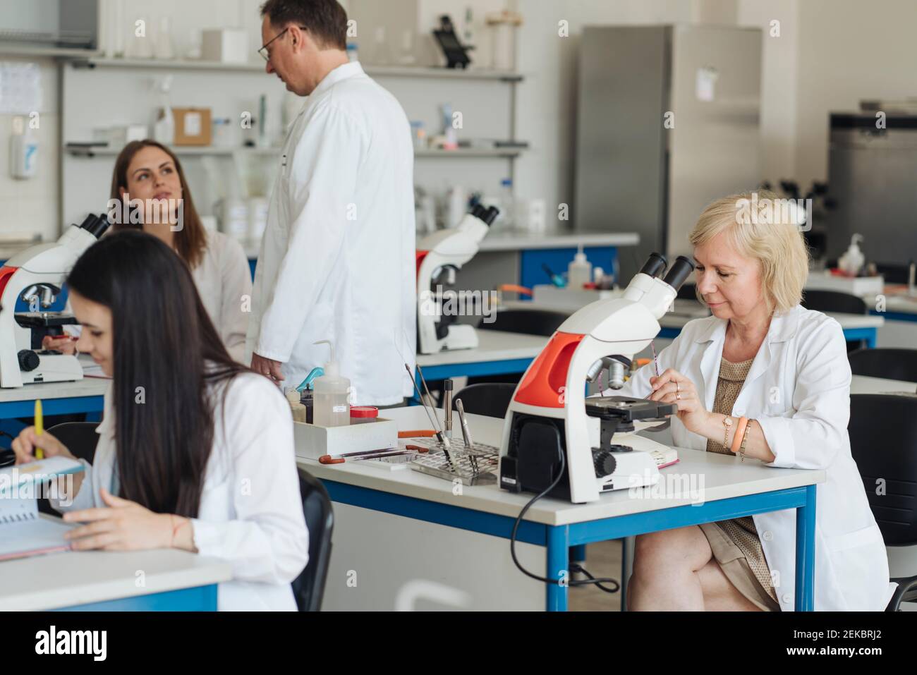 Female lab coat equipment hi-res stock photography and images - Alamy