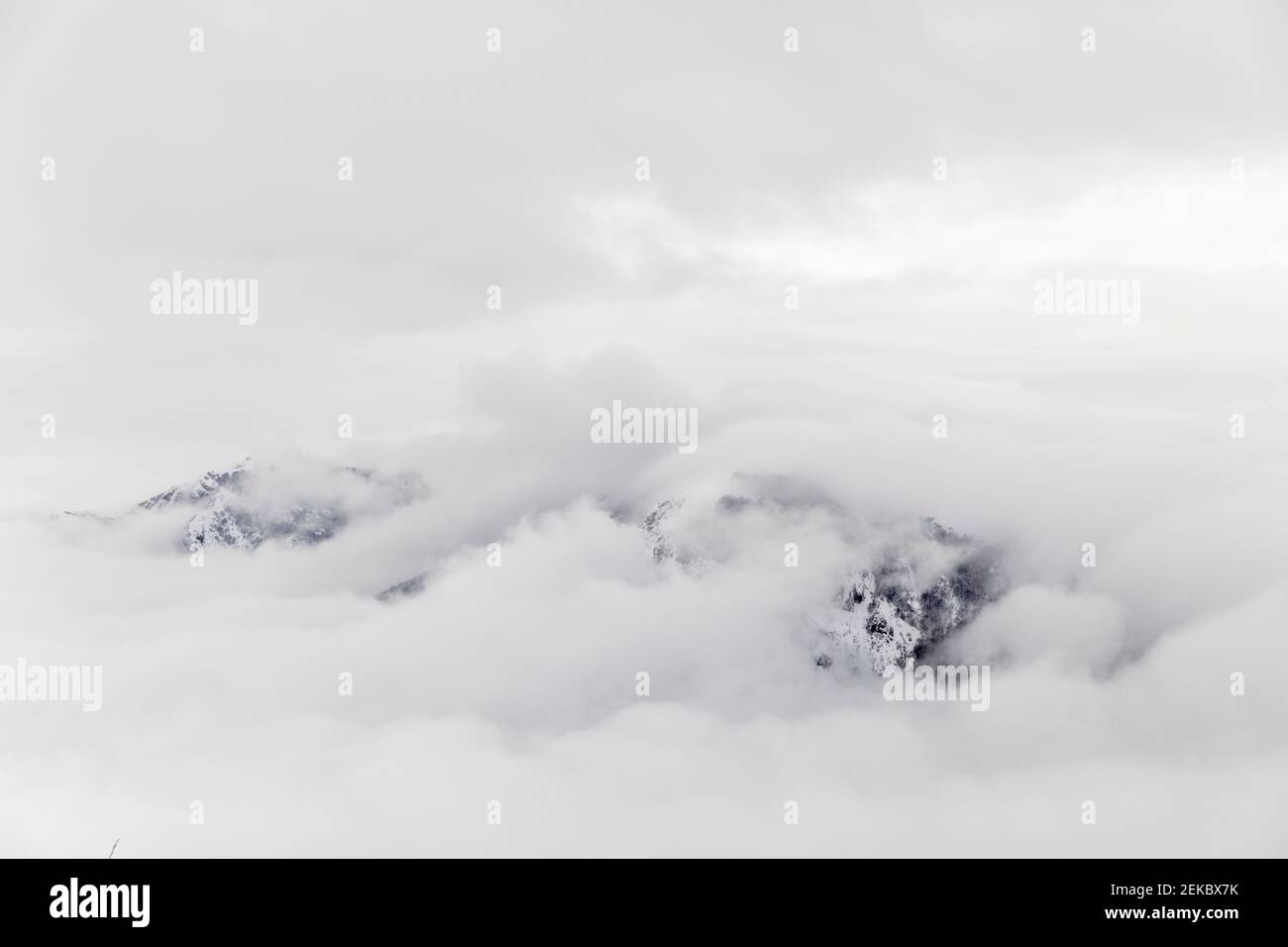 Cloud covering mountain hi-res stock photography and images - Alamy