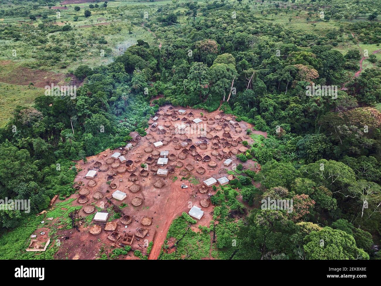 Ivory coast hut hi-res stock photography and images - Alamy