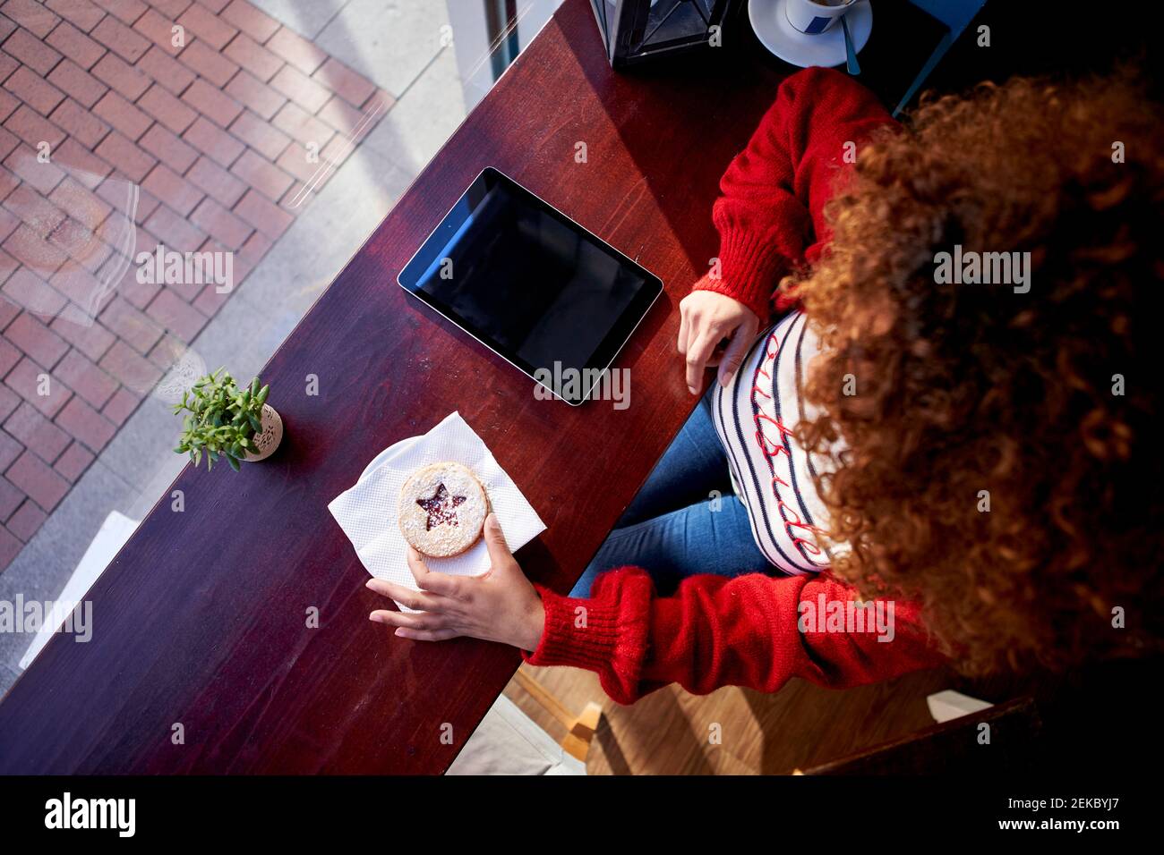 Woman sitting cafe overhead view hi-res stock photography and images ...