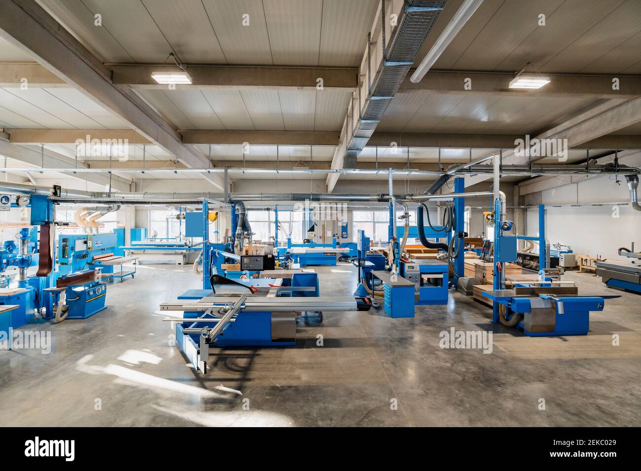 Machinery in production hall at industry Stock Photo - Alamy