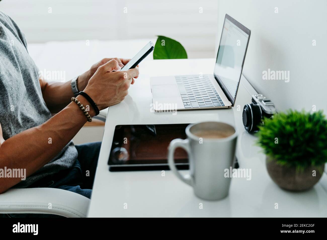 Man jeans laptop one person desk hi-res stock photography and images ...