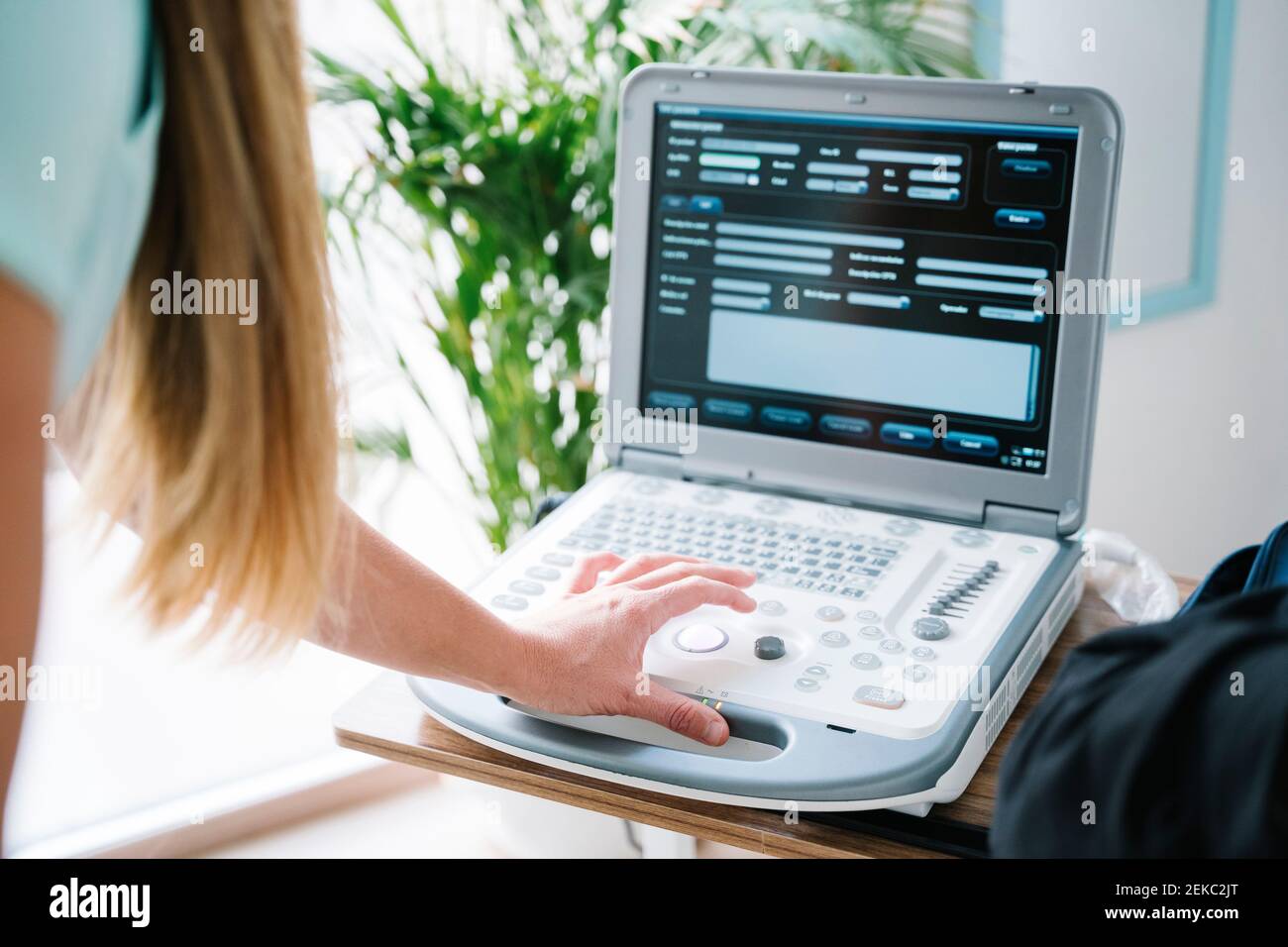 Nurse monitoring equipment hi-res stock photography and images - Alamy