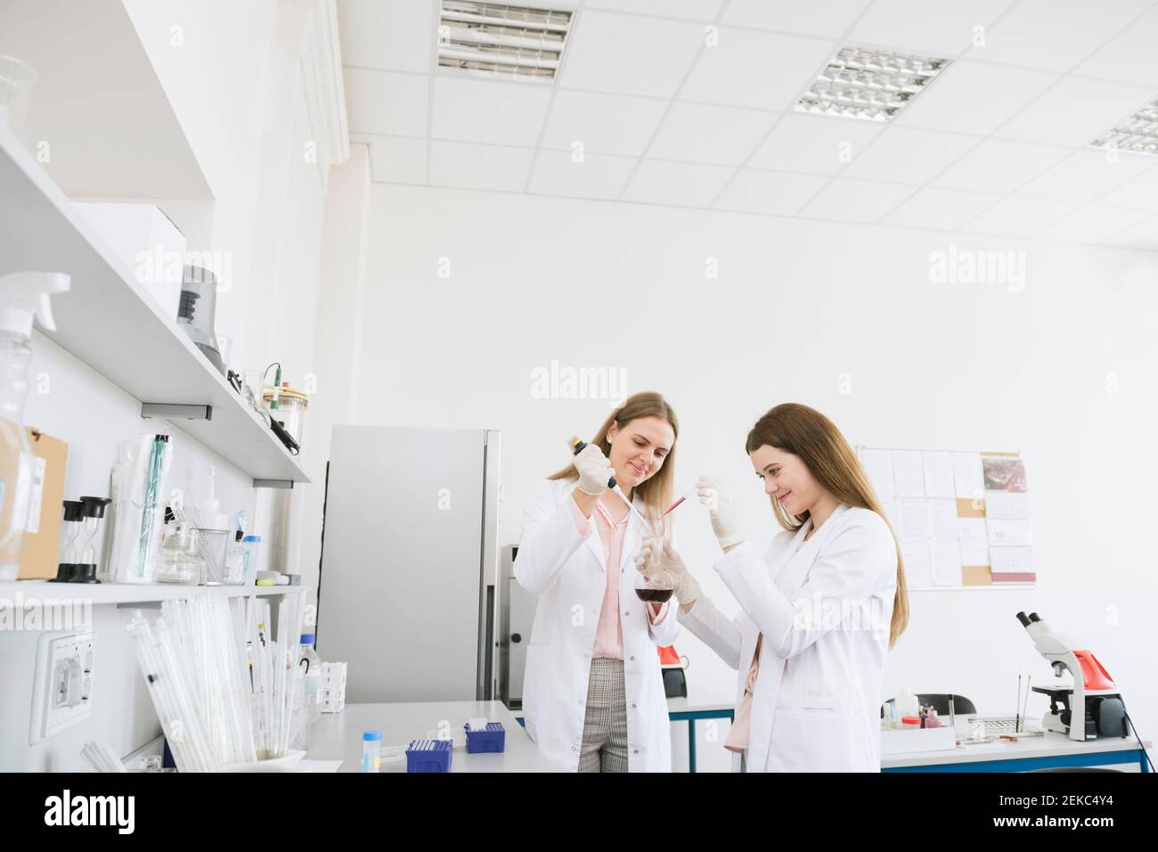 Protective lab coats hi-res stock photography and images - Alamy