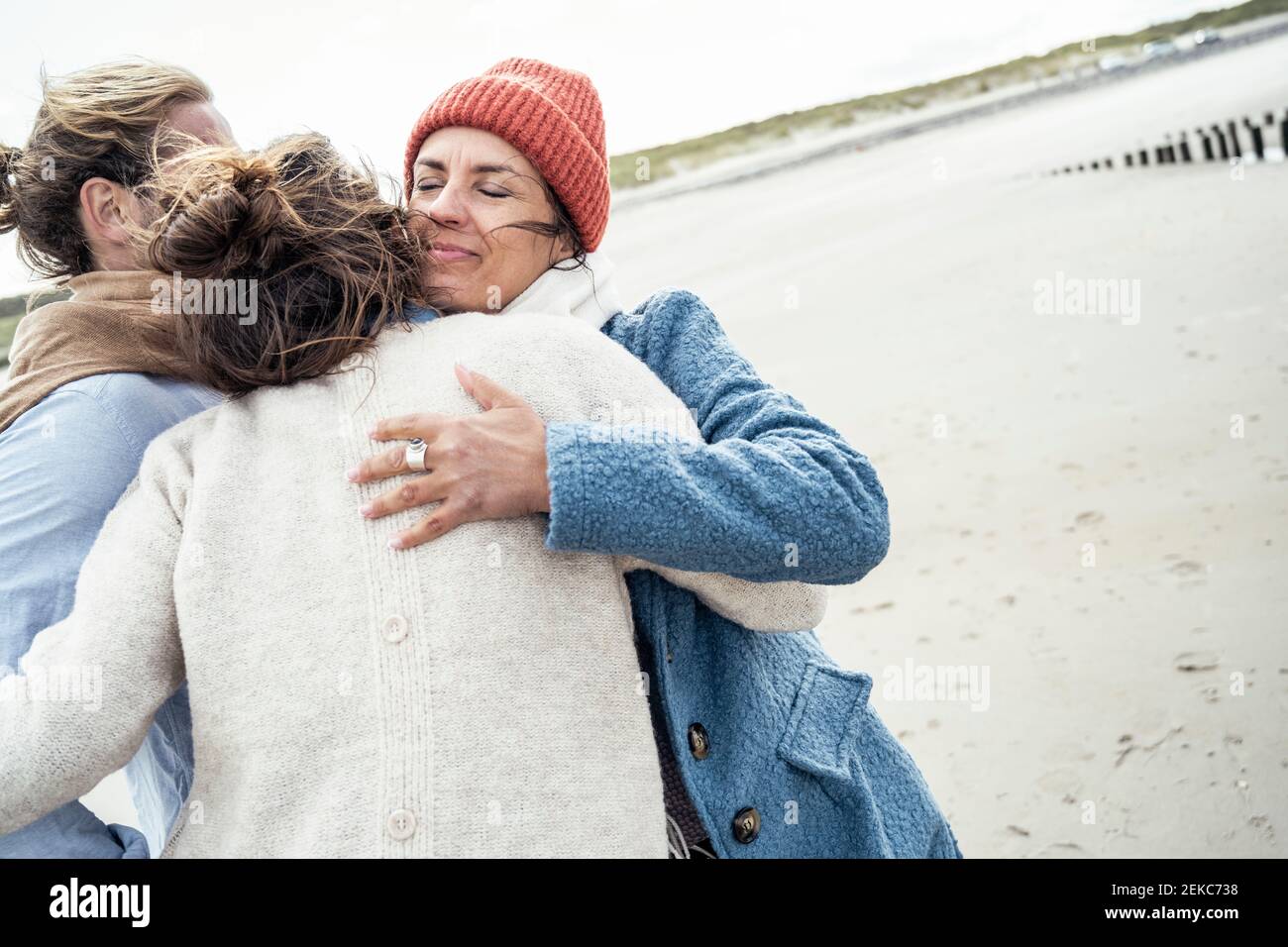 Friends group on beach hi-res stock photography and images - Alamy