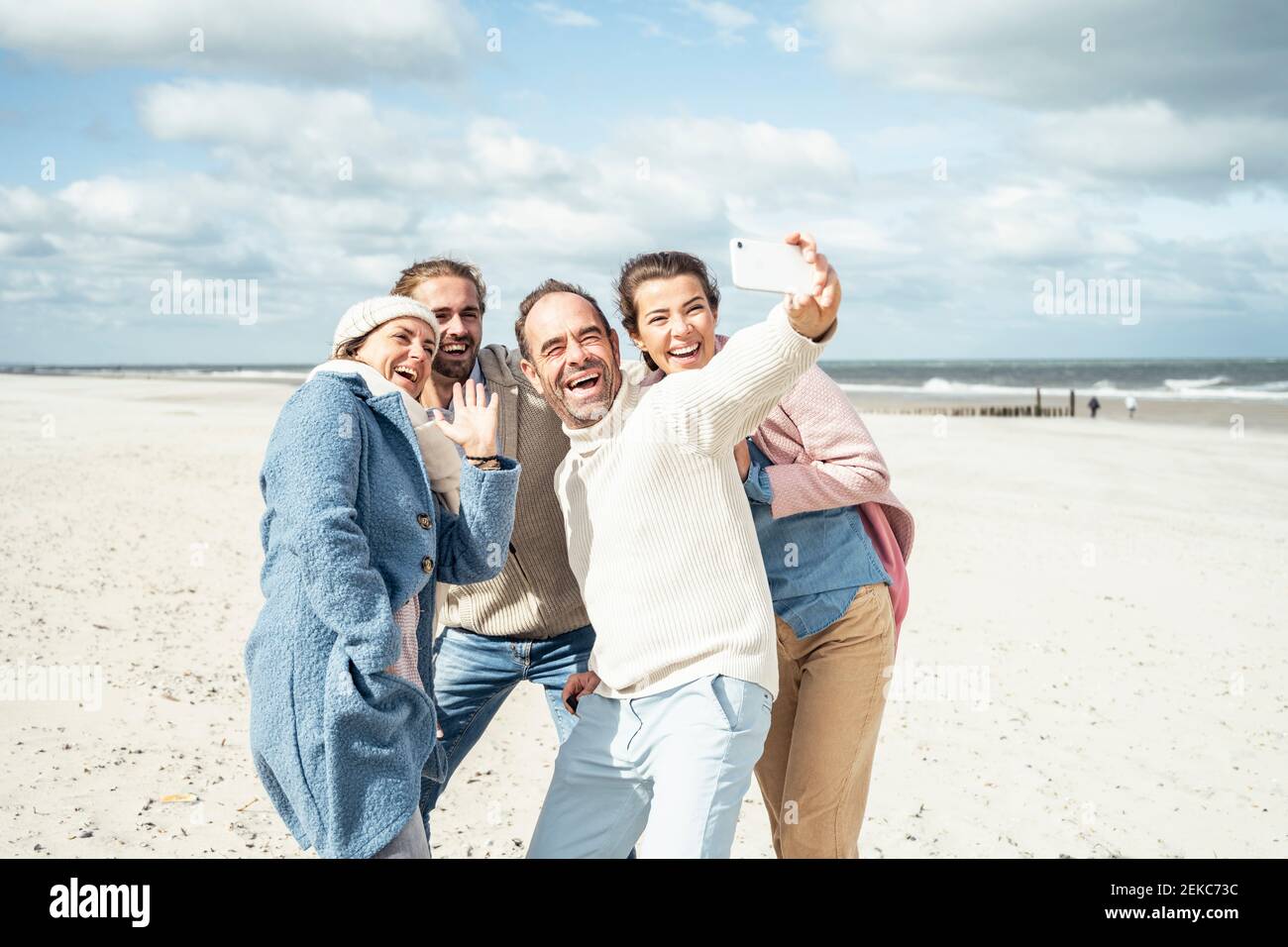 Group selfie at beach hi-res stock photography and images - Alamy
