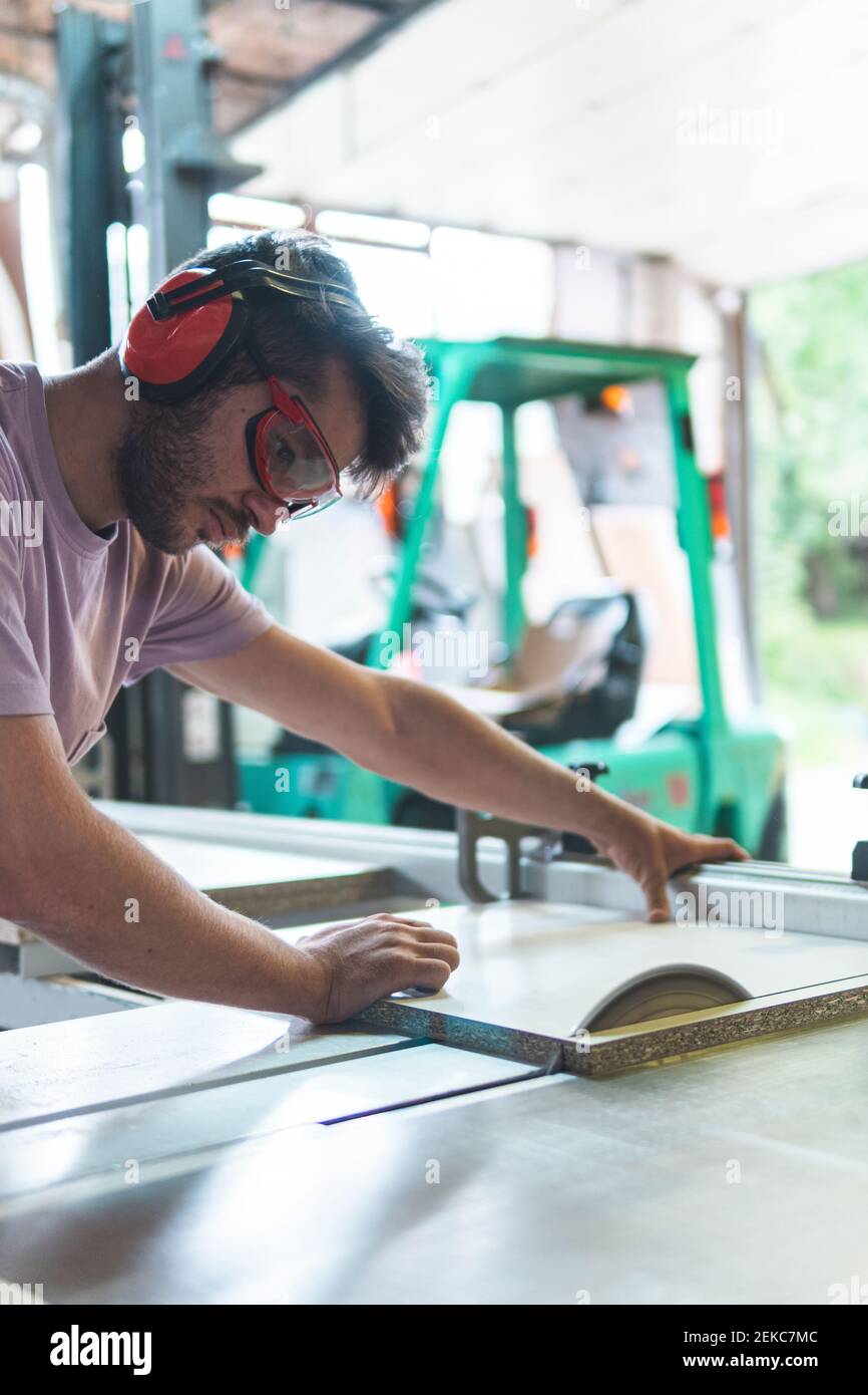 Saw cutting wood hi-res stock photography and images - Alamy