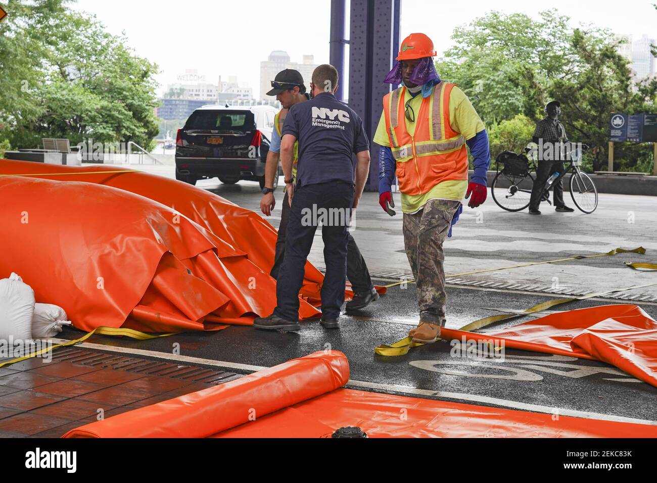 Construction crew erect temporary flood barriers in South Street ...
