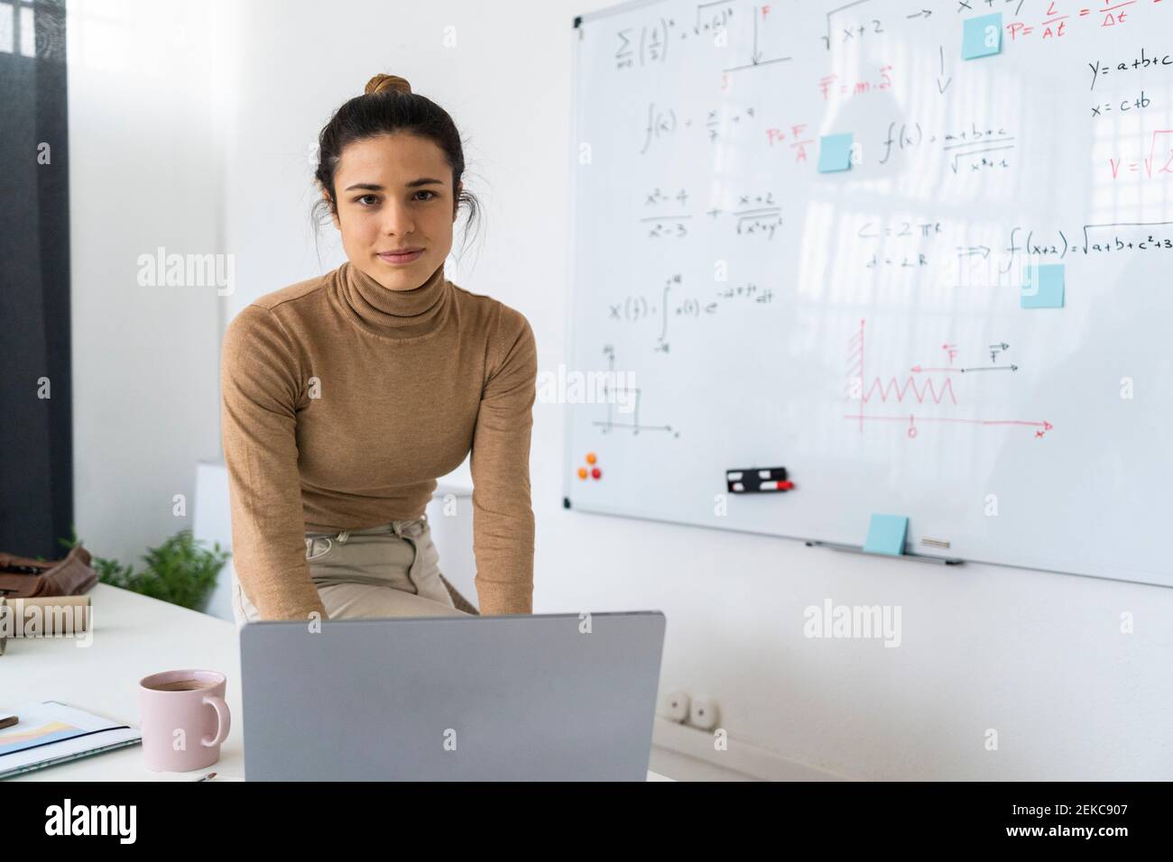 Female student sitting table laptop hi-res stock photography and images ...
