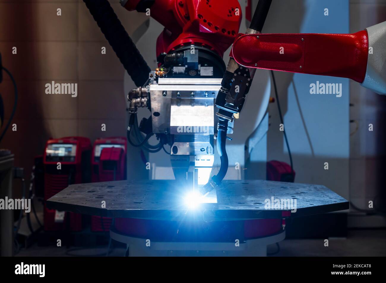 Close-up of automated robot welding metal in factory Stock Photo - Alamy