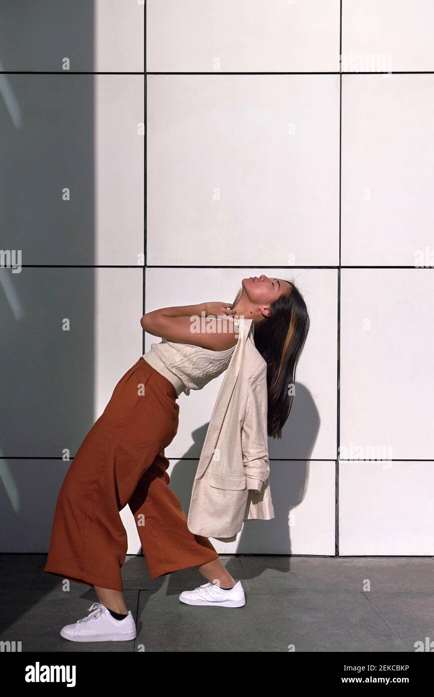 Young woman bending over backwards hi-res stock photography and images ...
