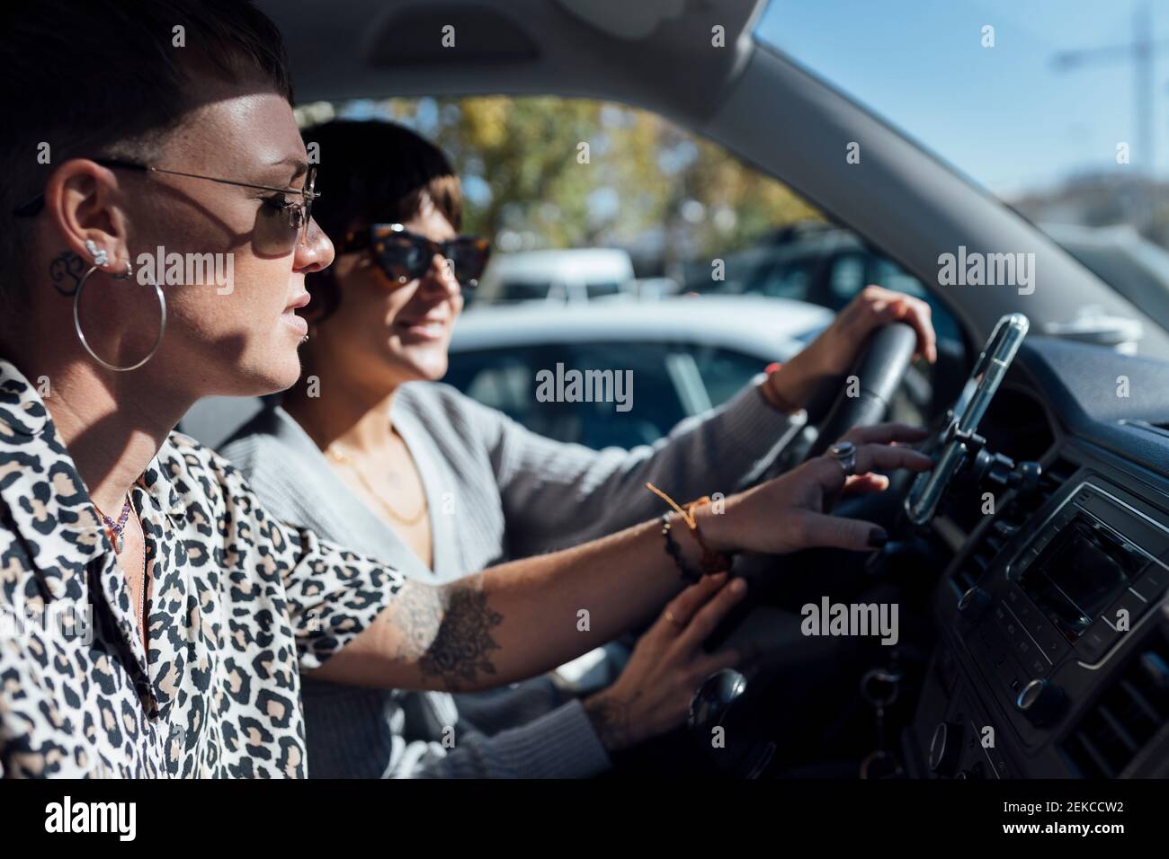 Using mobile when driving hi-res stock photography and images - Alamy