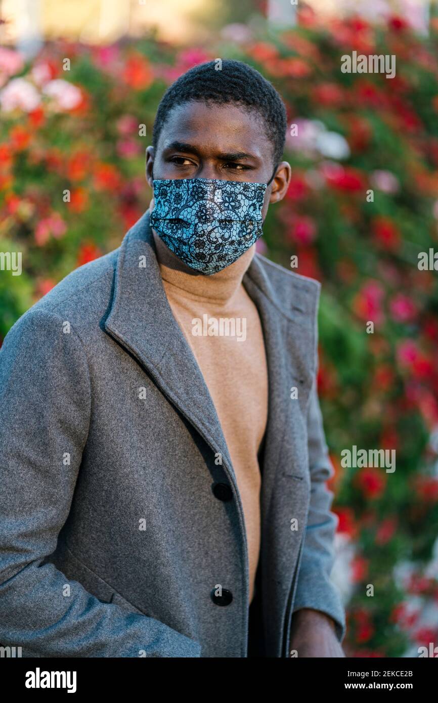 Man park mask hi-res stock photography and images - Alamy