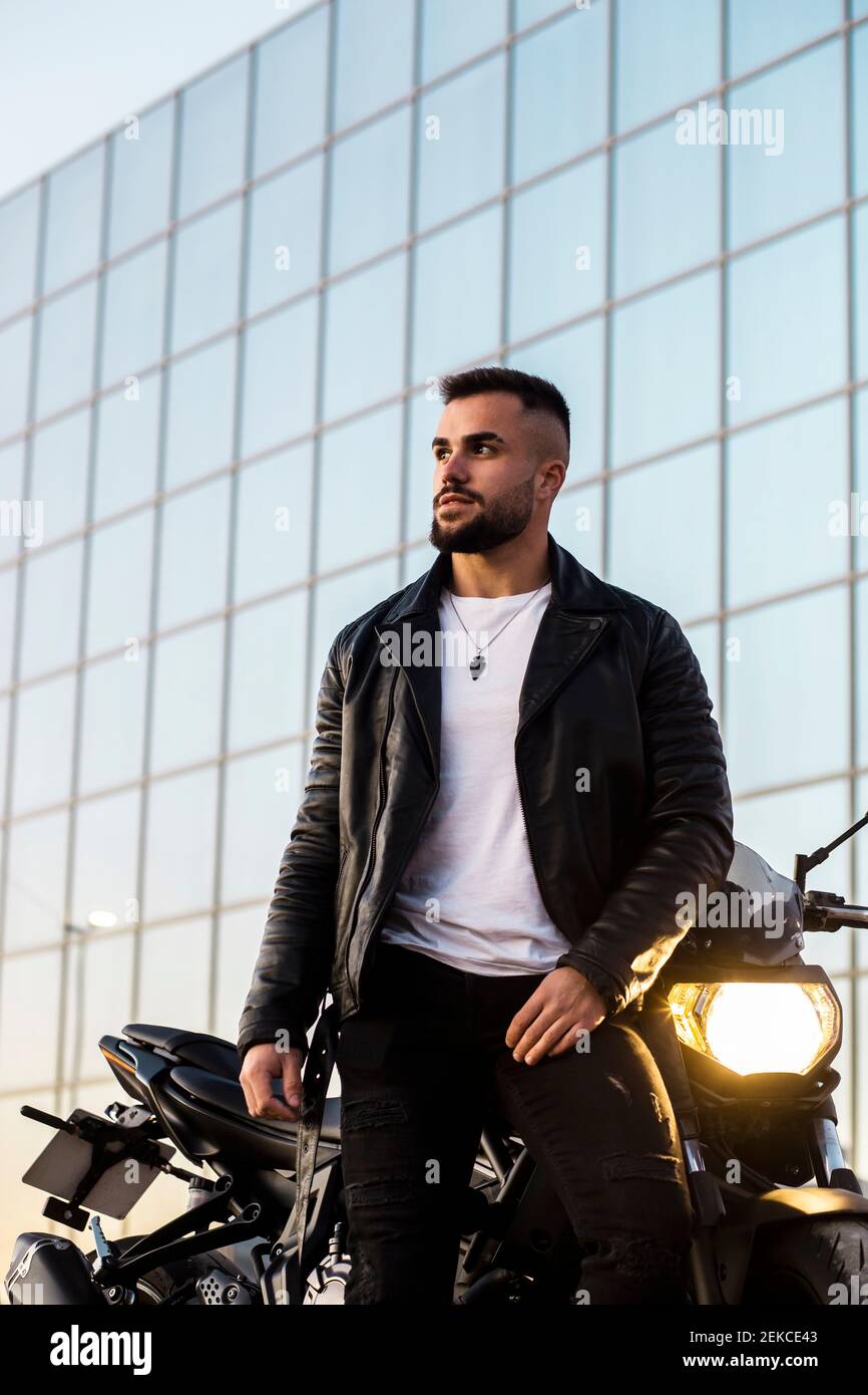 Man leaning against motorcycle hi-res stock photography and images - Alamy
