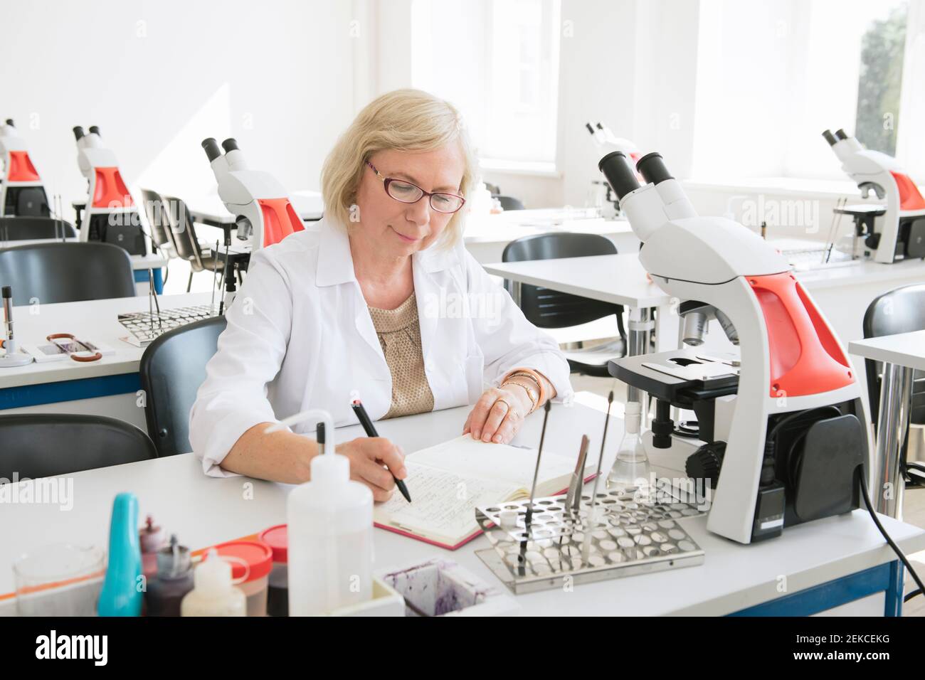 Lab researcher portrait hi-res stock photography and images - Alamy
