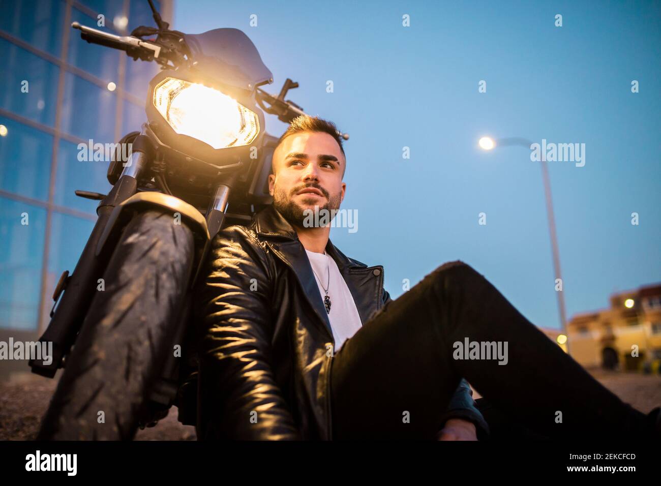 Man leaning against motorcycle hi-res stock photography and images - Alamy