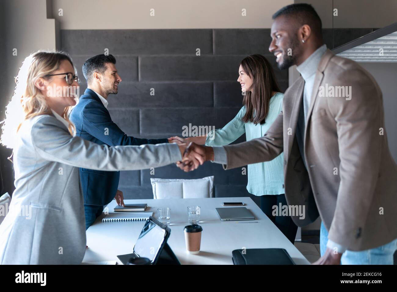 Handshakes hi-res stock photography and images - Alamy