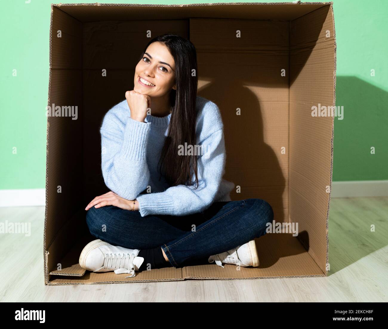 Woman sitting inside cardboard box hi-res stock photography and images ...