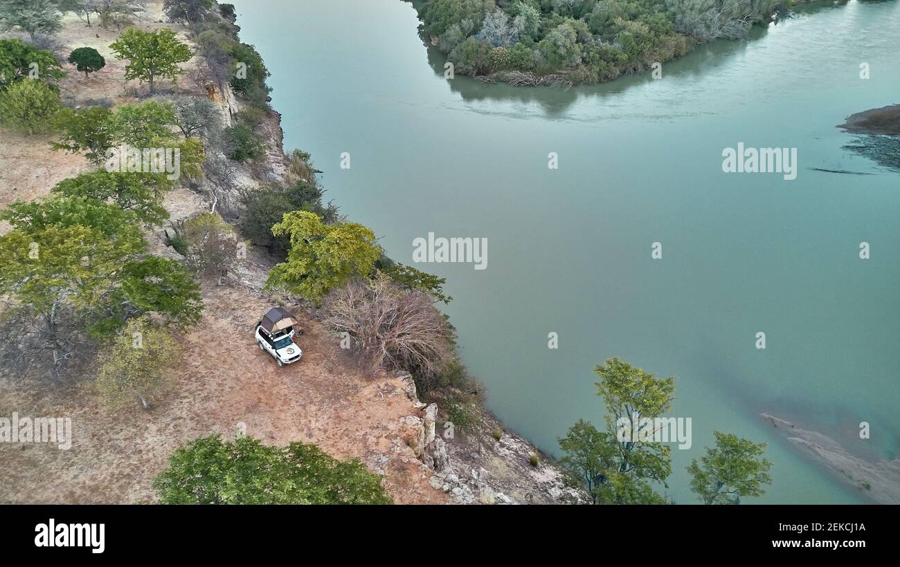 Aerial view a jeep a rooftop tent hi-res stock photography and images ...