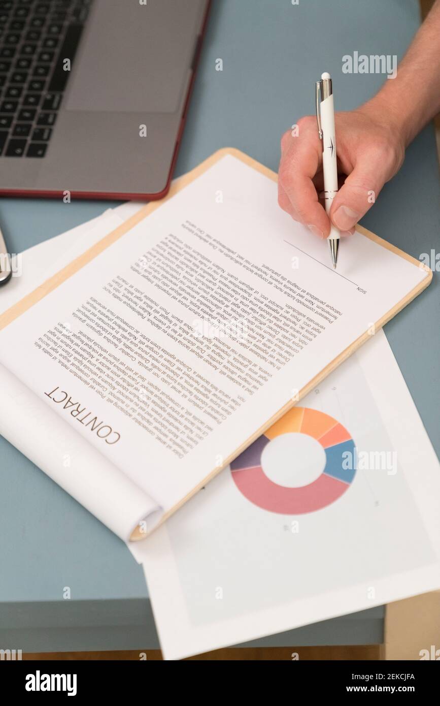 Signing table hi-res stock photography and images - Alamy