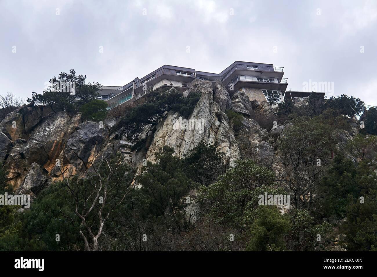 modern architecture - townhouses are built over a cliff and fit into ...