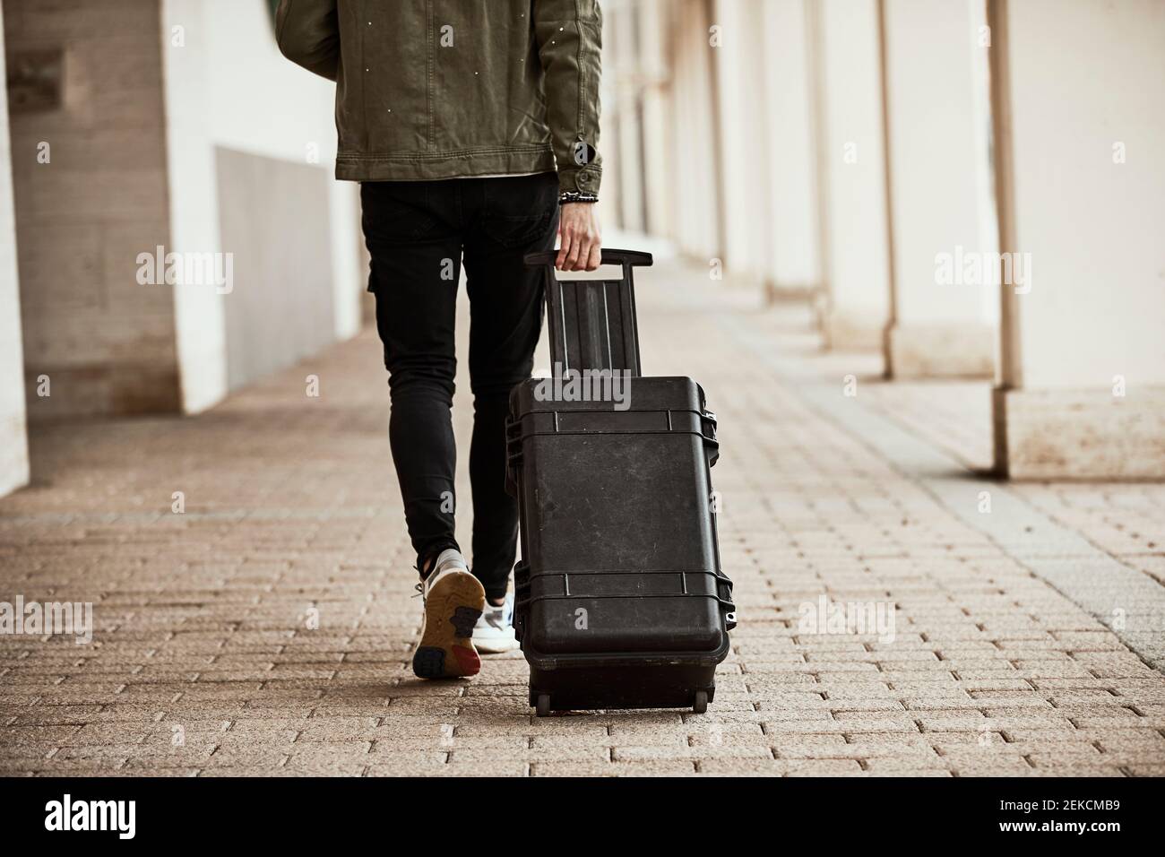 Person pulling suitcase hi-res stock photography and images - Alamy