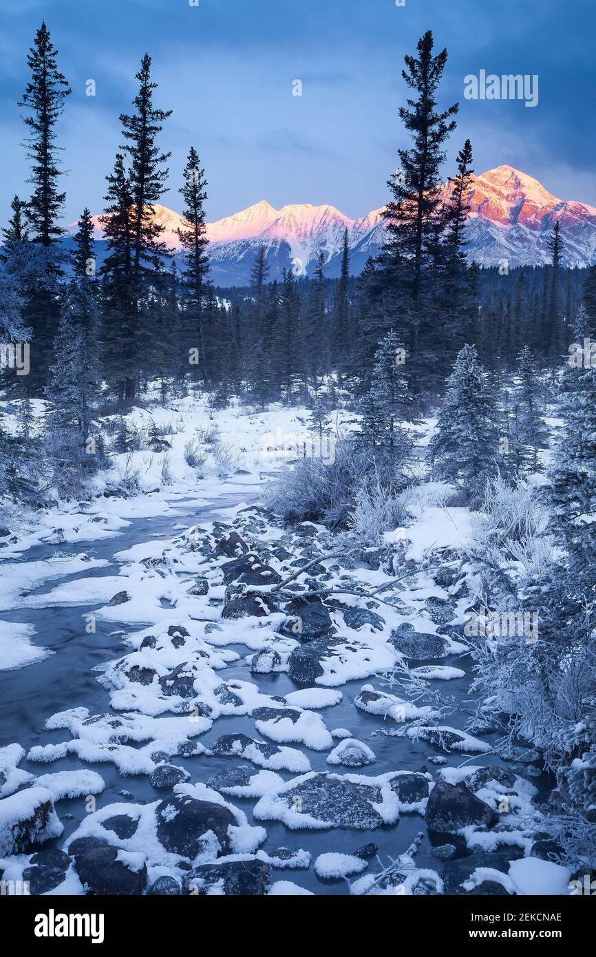 Pyramid snow capped mountains hi-res stock photography and images - Alamy