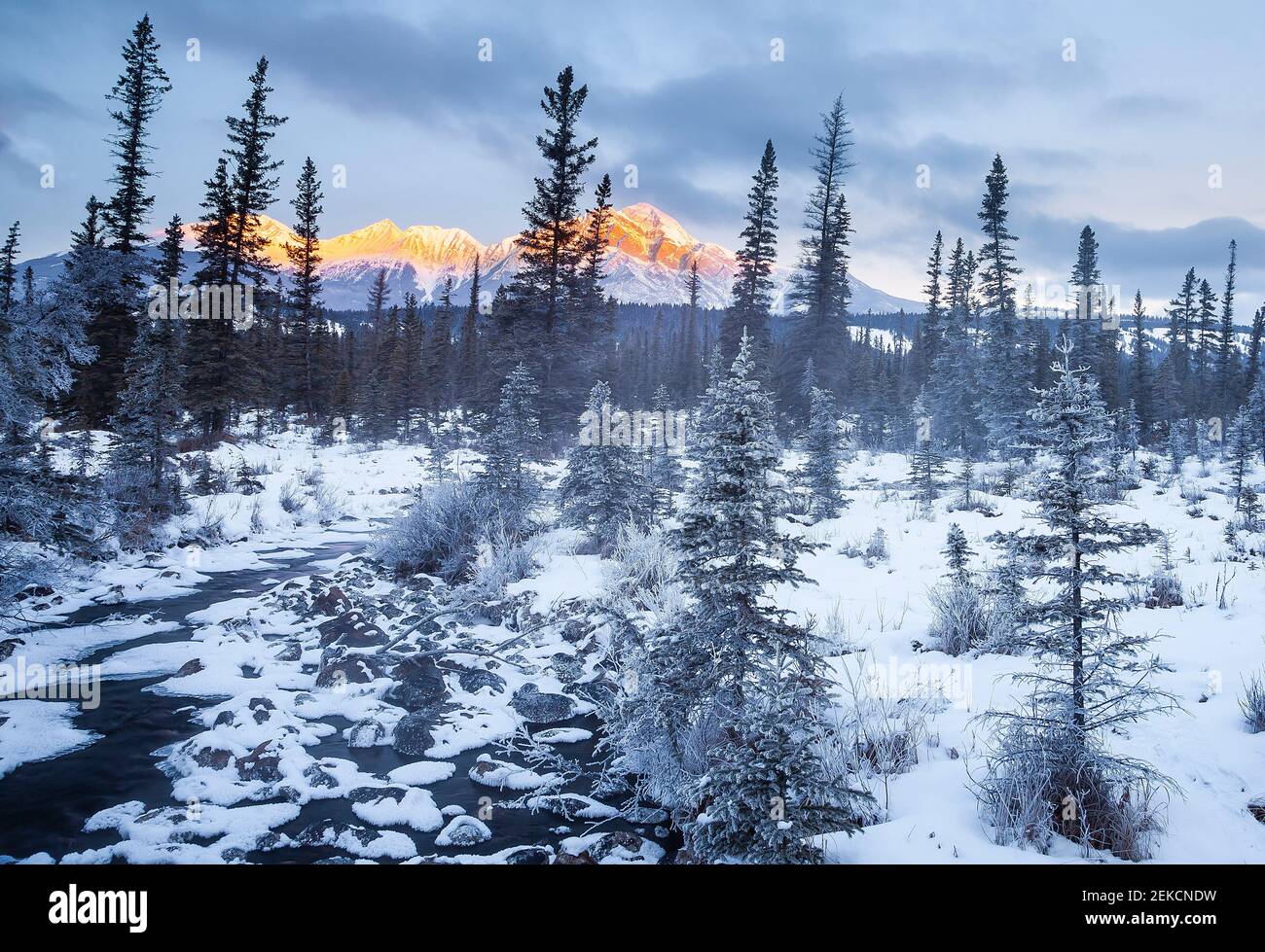 Pyramid snow capped mountains hi-res stock photography and images - Alamy