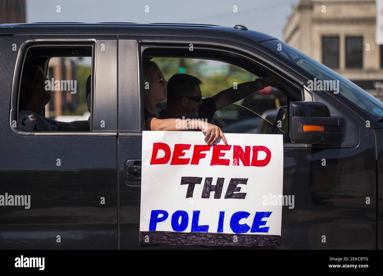 A protester holds a sign that says Defend the Police as a pro-police ...