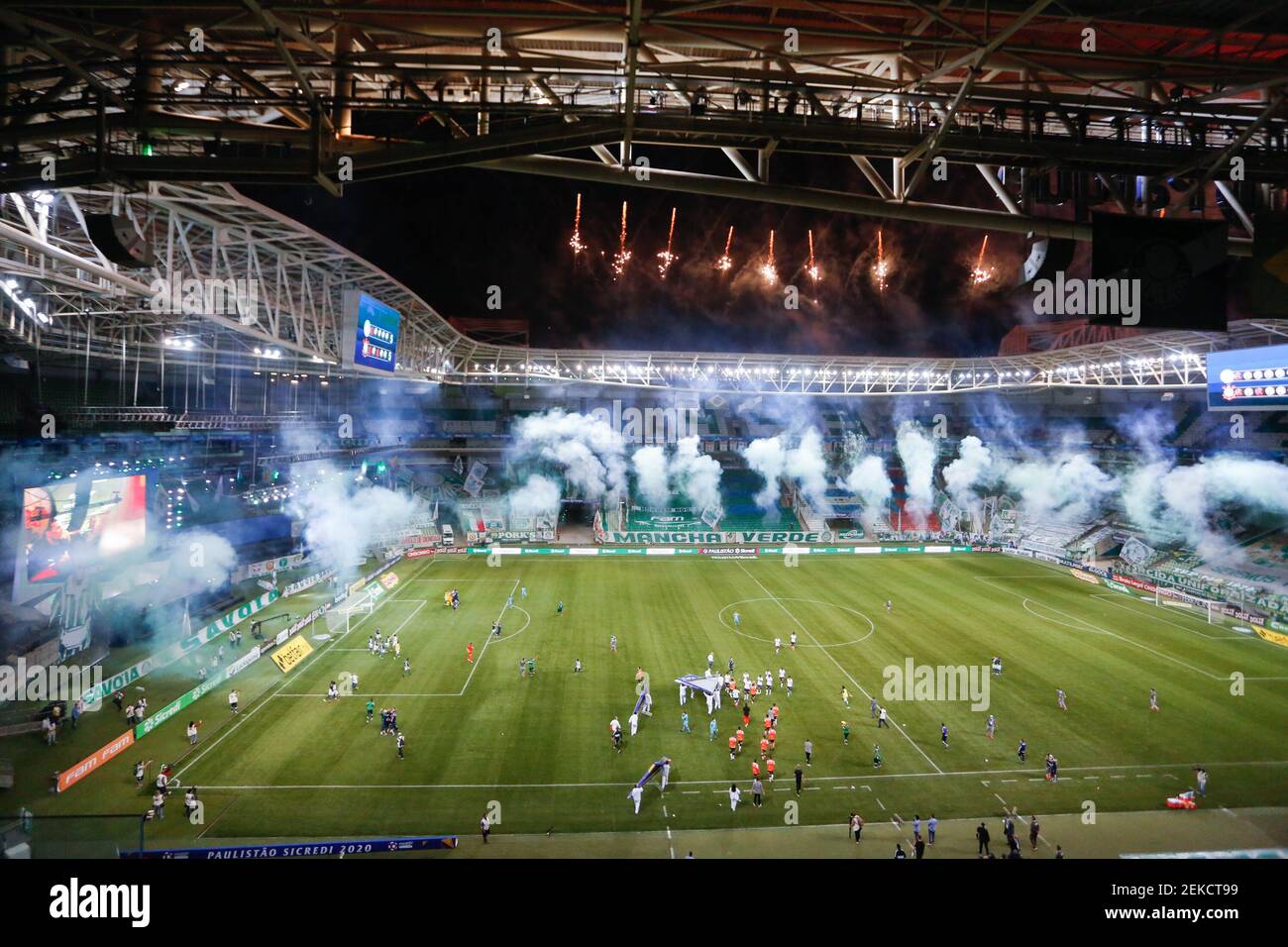 A game between Palmeiras vs Corinthians, a match valid for the final of ...