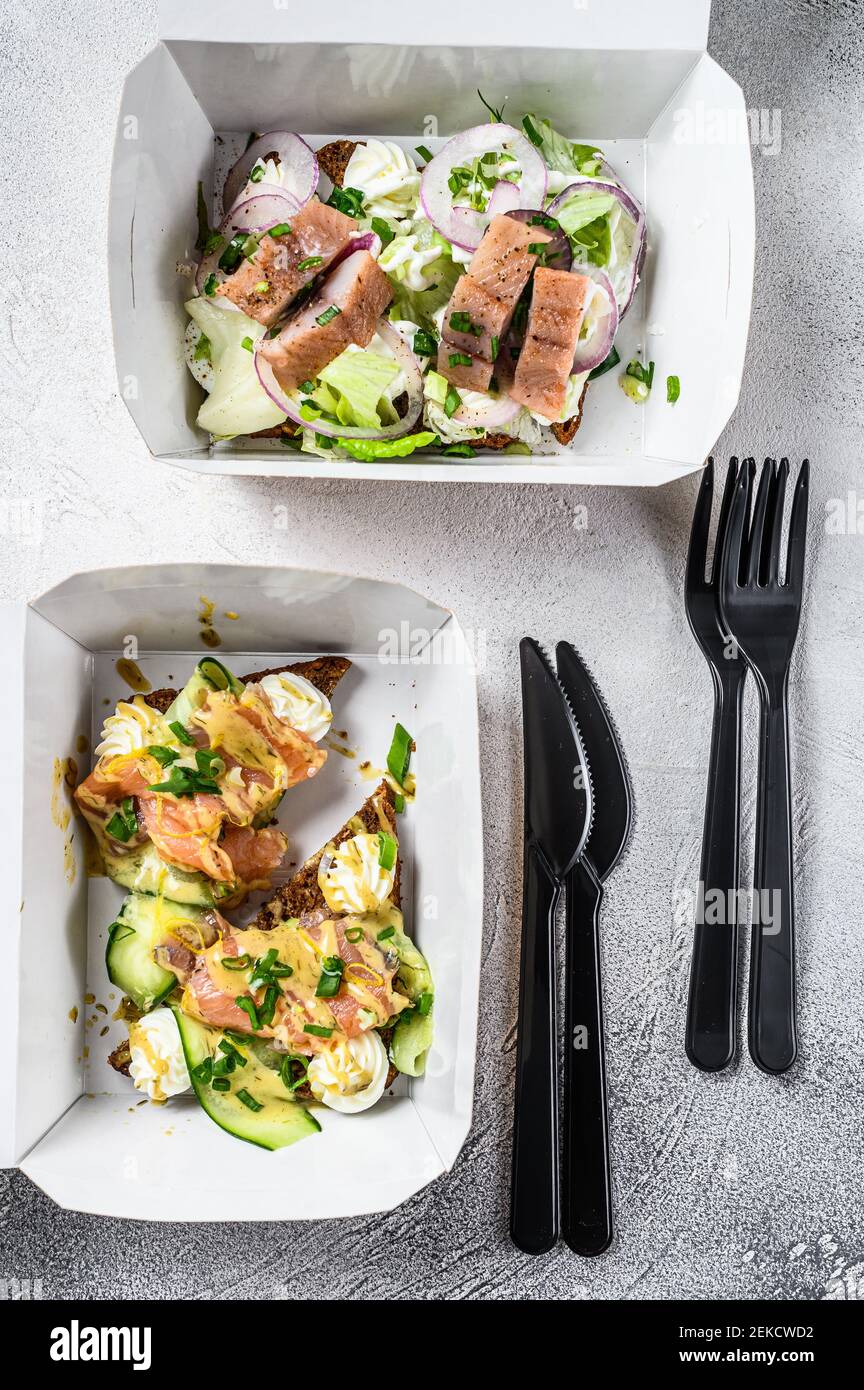 Food delivery paper box for breakfast with sandwich. White background ...