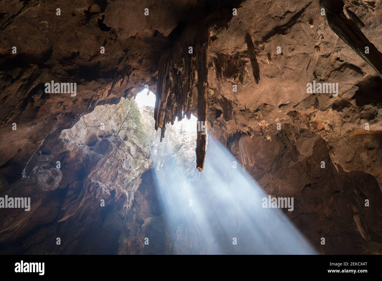 Cave lighting art hi-res stock photography and images - Alamy