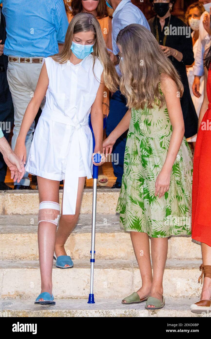 Princess Leonor and Infanta Sofia on crutches due to an injured knee ...