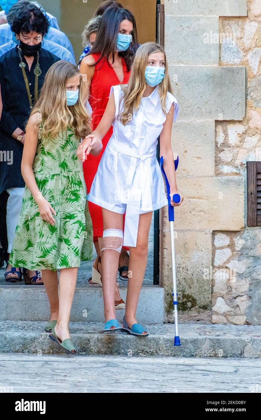 Queen Letizia with Princess Leonor and Infanta Sofia on crutches due to ...