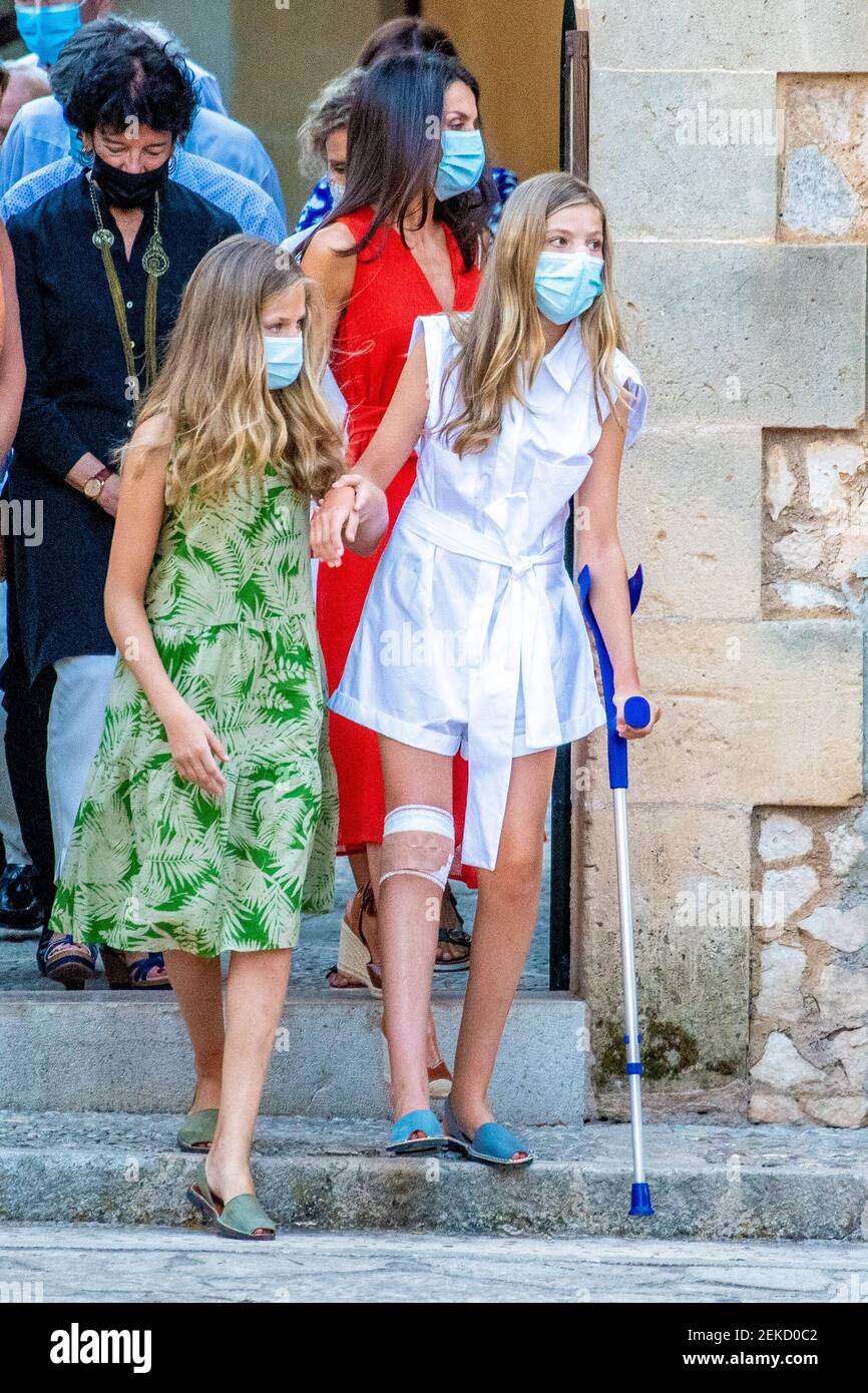 Queen Letizia with Princess Leonor and Infanta Sofia on crutches due to ...