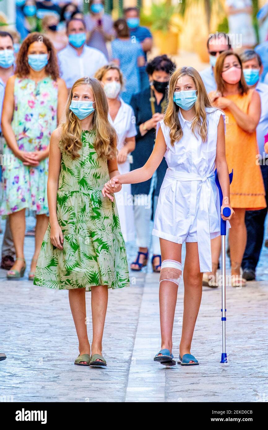 Princess Leonor and Infanta Sofia on crutches due to an injured knee ...