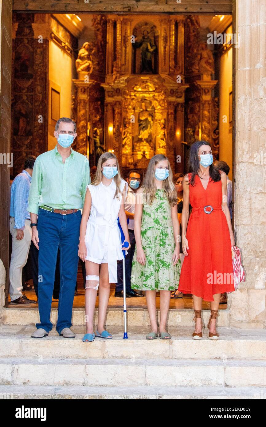 King Felipe VI of Spain and Queen Letizia with Princess Leonor and ...