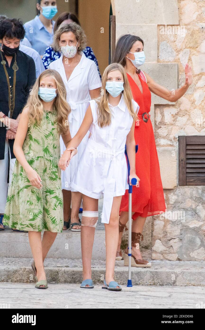 Queen Letizia with Princess Leonor and Infanta Sofia on crutches due to ...