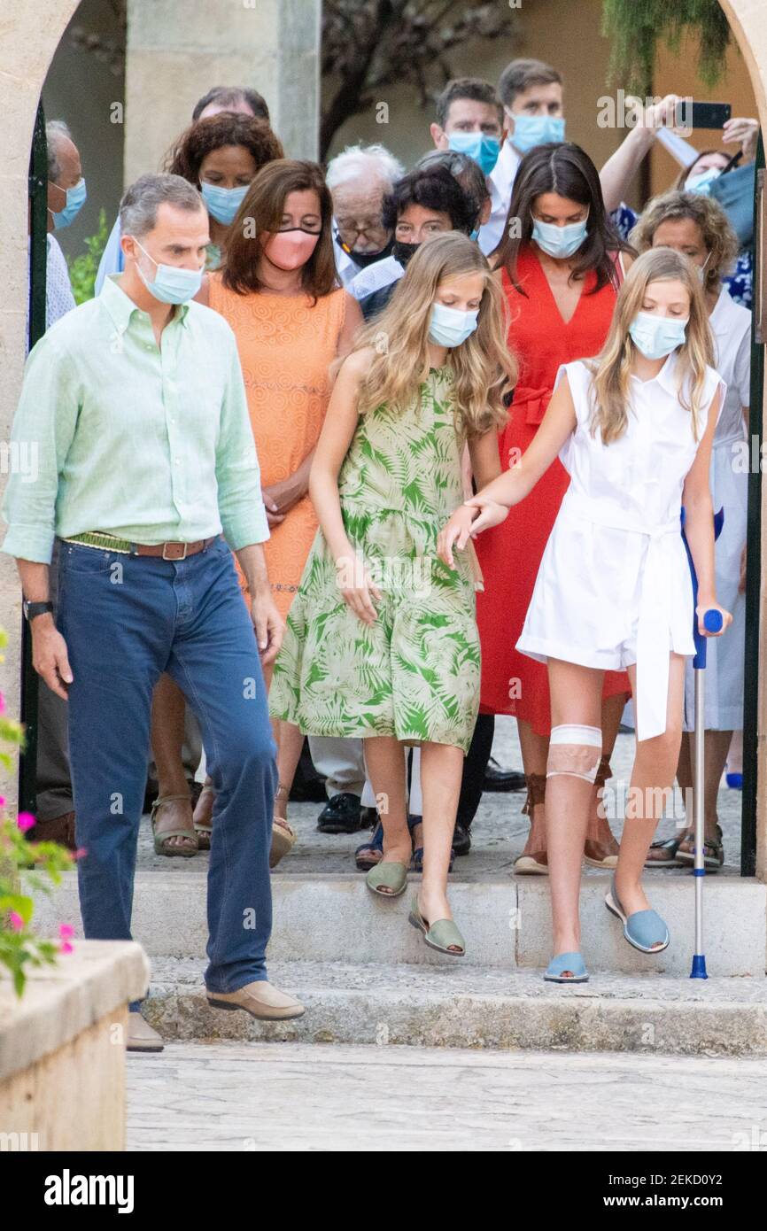 King Felipe VI of Spain and Queen Letizia with Princess Leonor and ...
