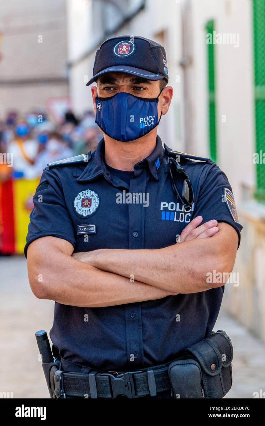 Spanish police officer wiearing mouthmask during a visit by the Spanish ...