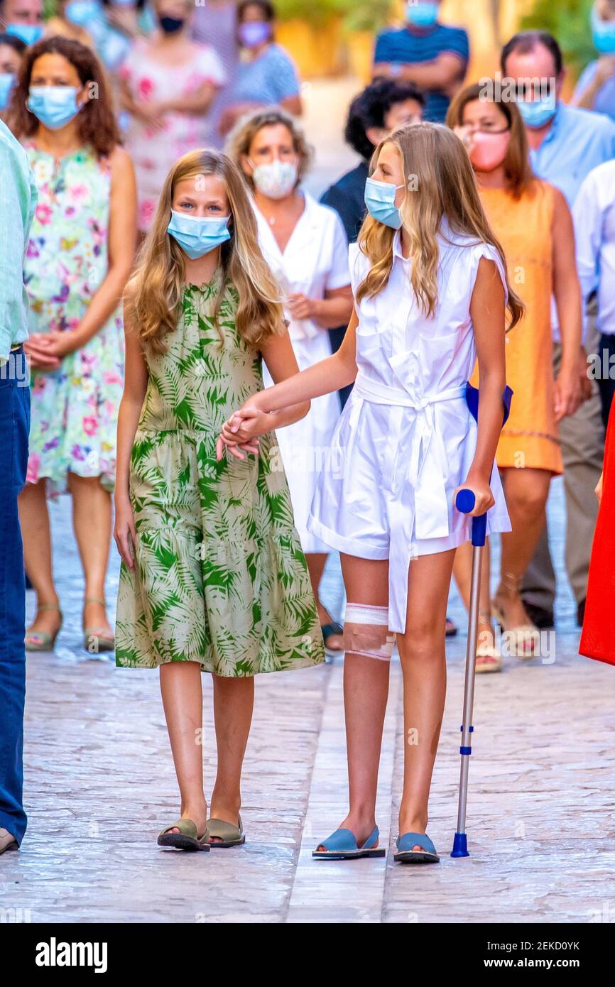 Princess Leonor and Infanta Sofia on crutches due to an injured knee ...