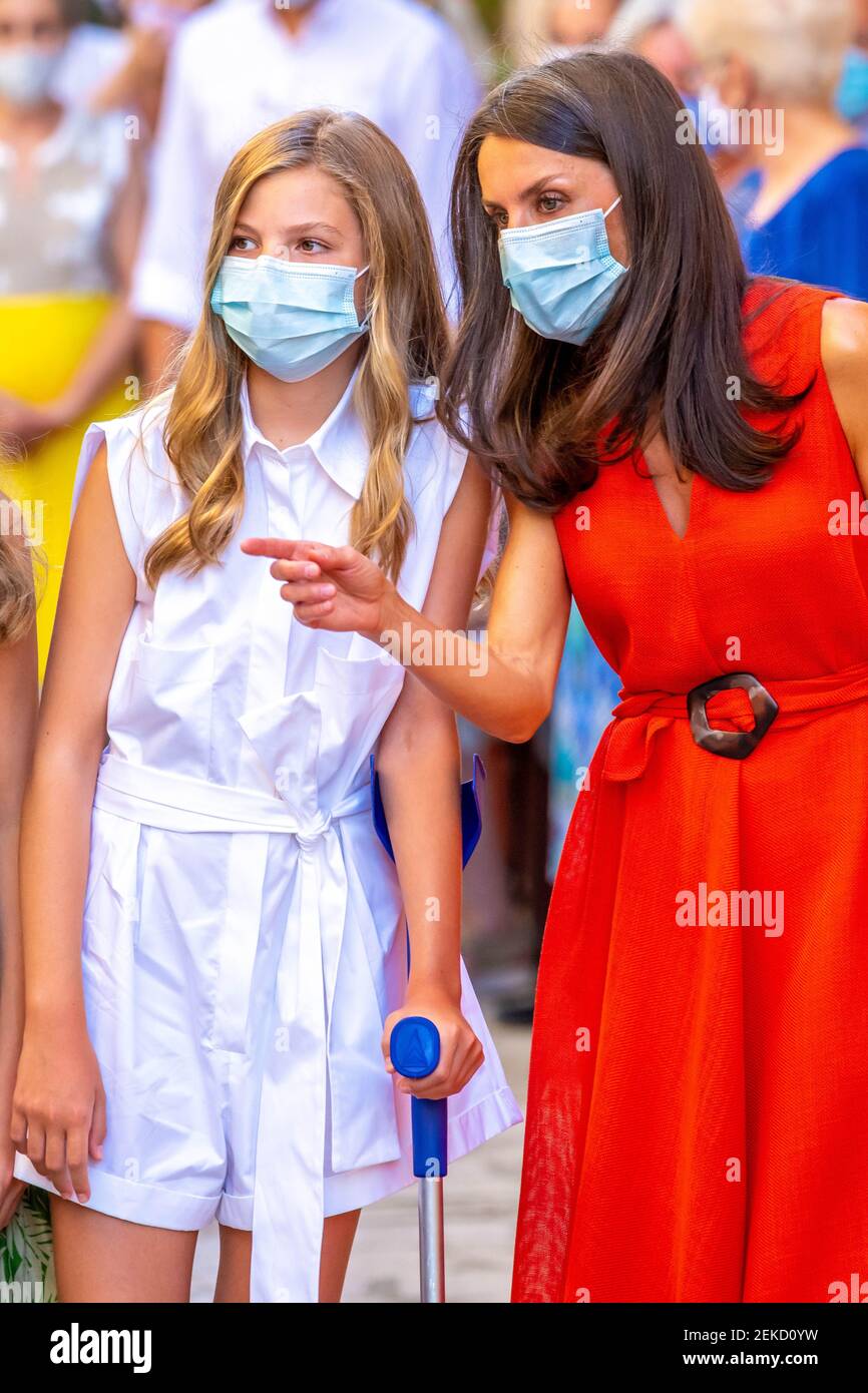 Queen Letizia with Infanta Sofia on crutches due to an injured knee ...