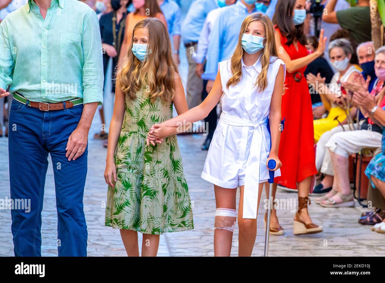Princess Leonor and Infanta Sofia on crutches due to an injured knee ...