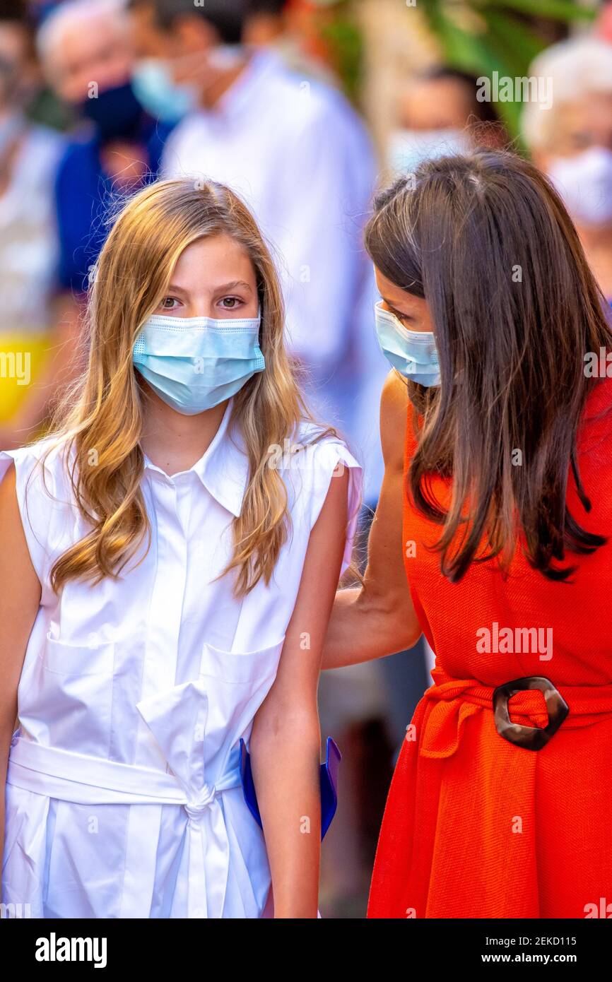 Queen Letizia with Infanta Sofia on crutches due to an injured knee ...