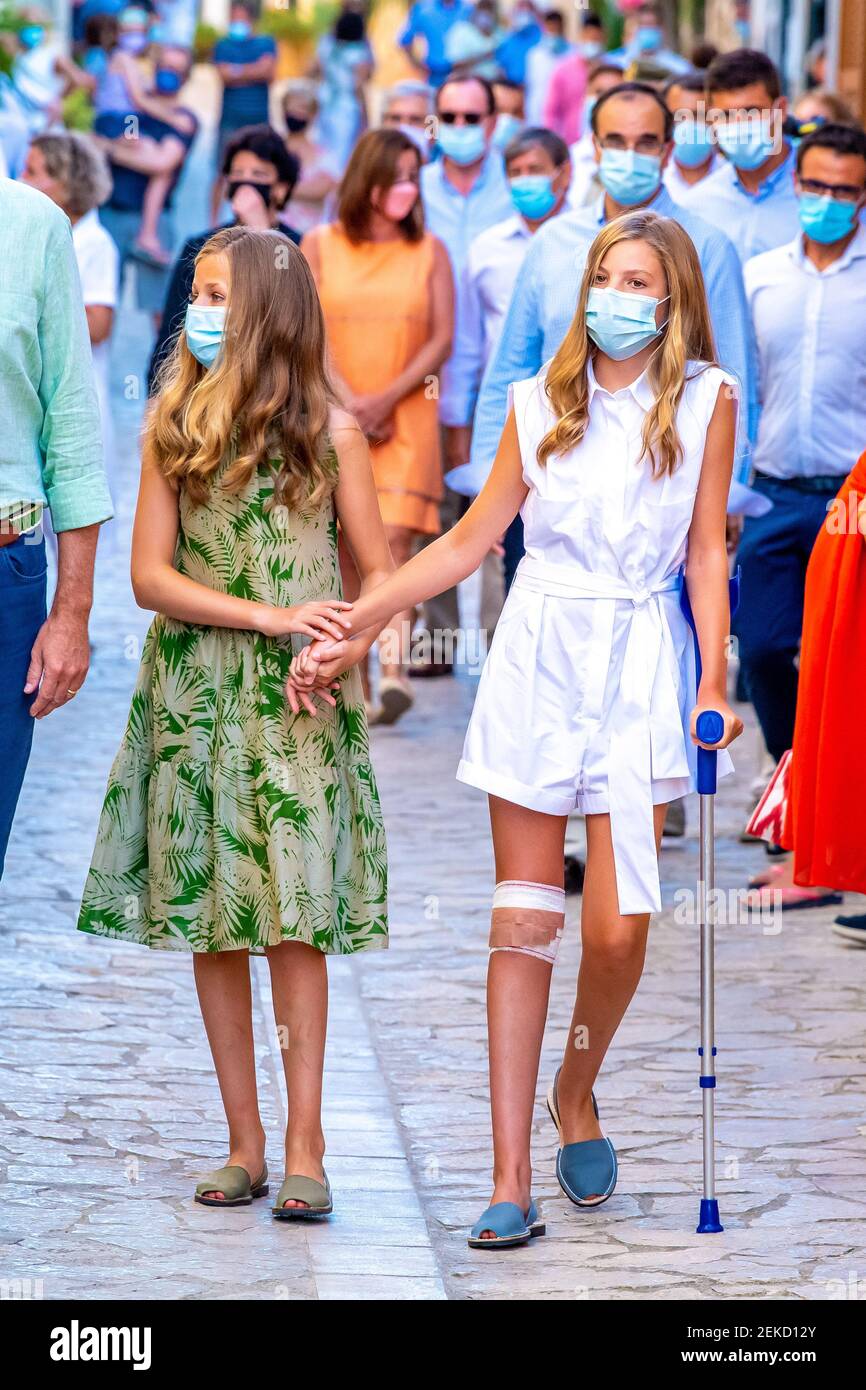 Princess Leonor and Infanta Sofia on crutches due to an injured knee ...