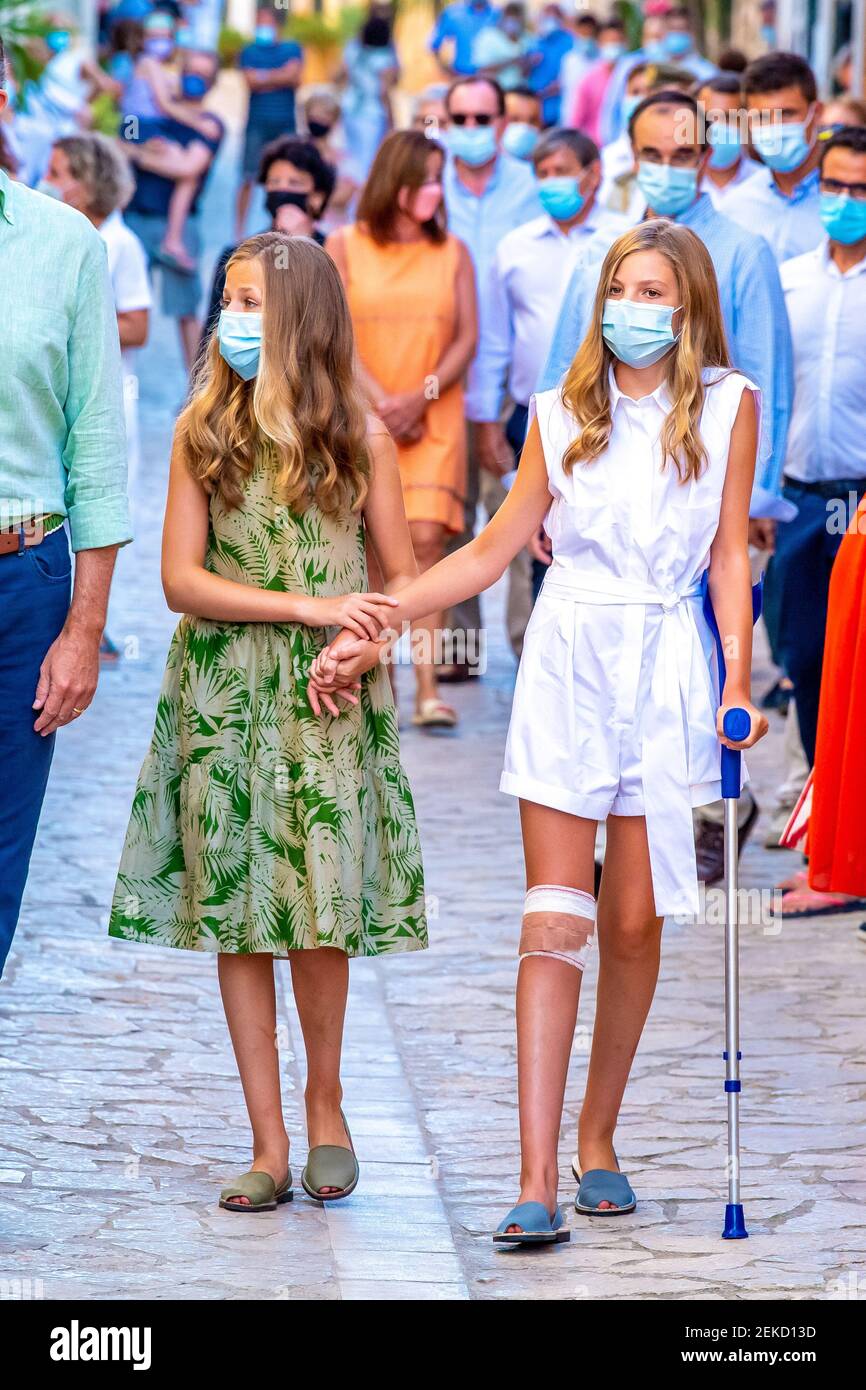 Princess Leonor and Infanta Sofia on crutches due to an injured knee ...