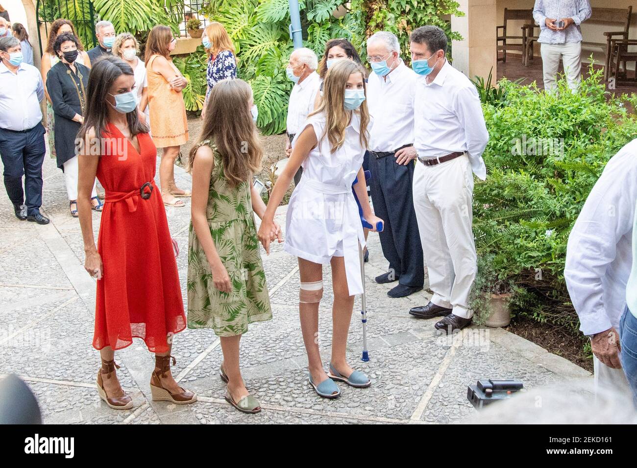 Queen Letizia with Princess Leonor and Infanta Sofia on crutches due to ...