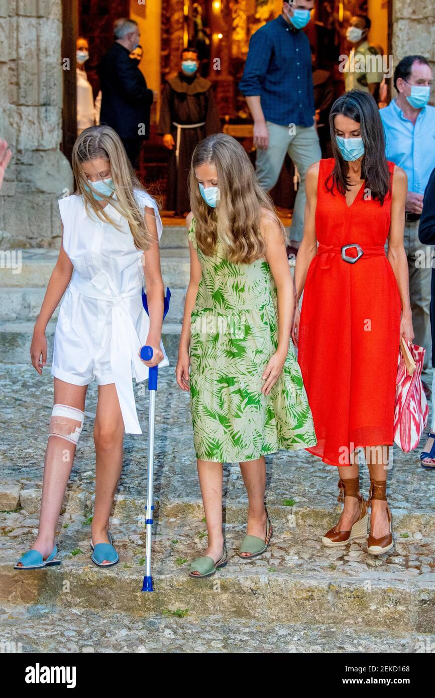 Queen Letizia with Princess Leonor and Infanta Sofia on crutches due to ...