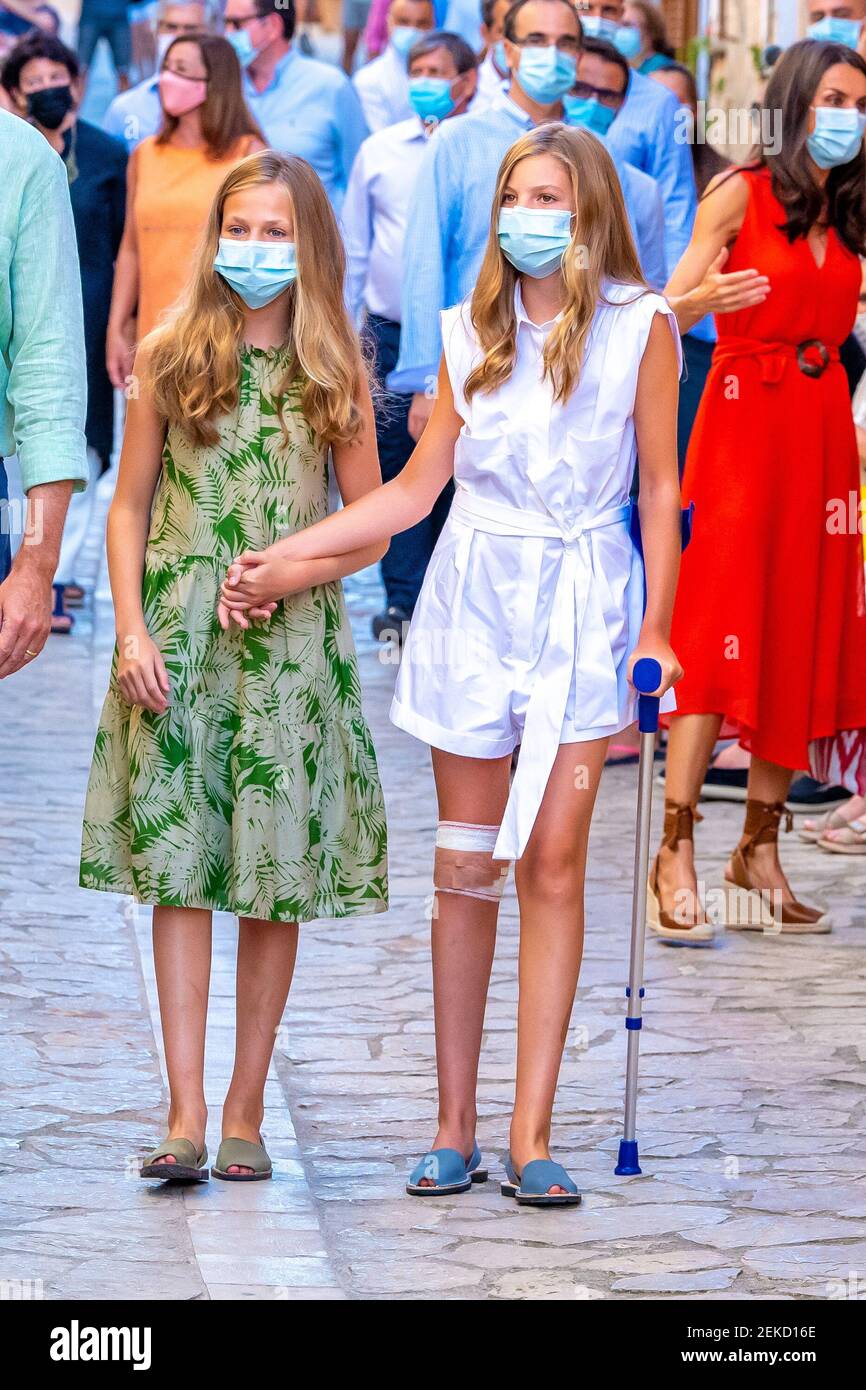 Princess Leonor and Infanta Sofia on crutches due to an injured knee ...